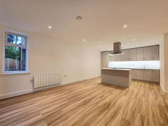 2 bedroom flat for rent in Welcomes Road, Kenley, CR8