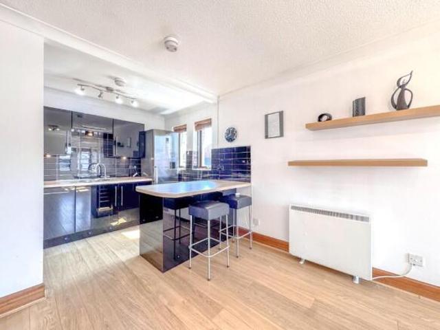 2 bedroom flat for rent in Wellbank Place, Uddingston, G71