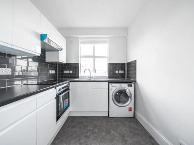 2 bedroom flat for rent in Wellesley Road, Chiswick, London, W4