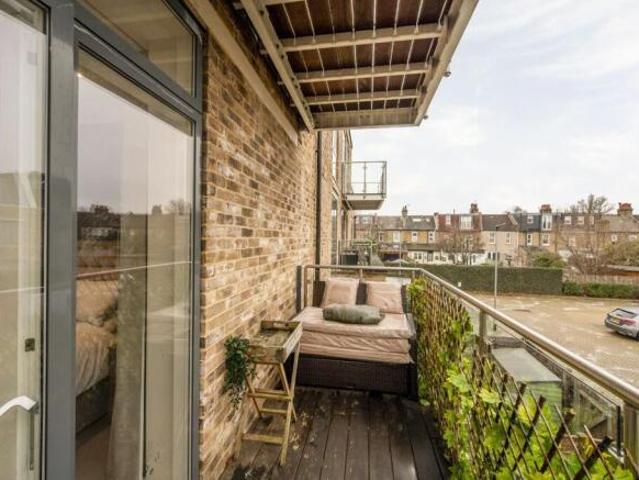 2 bedroom flat for rent in Wellsborough Mews, Wimbledon, London, SW20