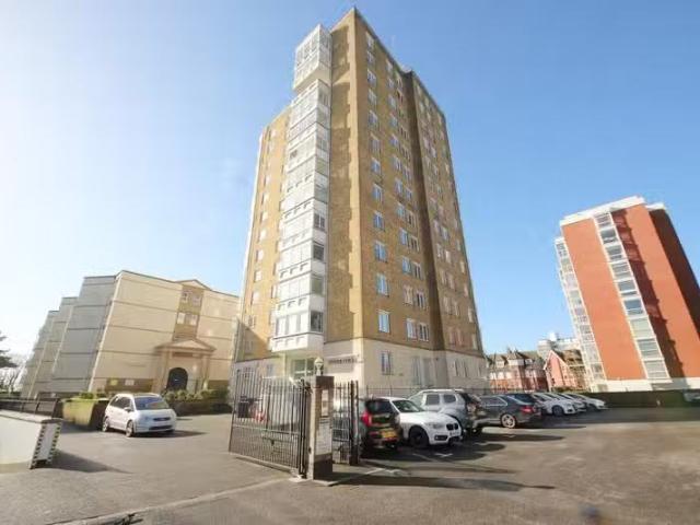 2 bedroom flat for rent in West Cliff Road, West Cliff, Bourne.