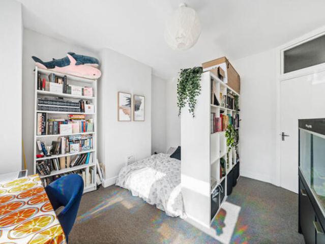 2 bedroom flat for rent in West Gardens, Colliers Wood. SW17 9DG, SW17