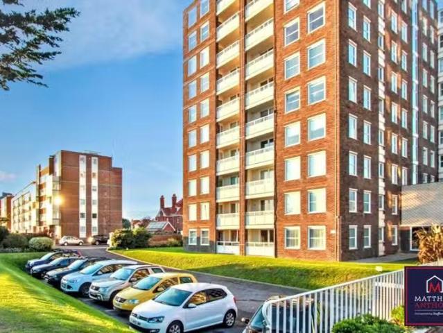 2 bedroom flat for rent in West Parade, BN11