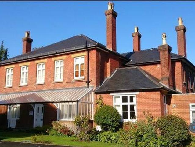 2 bedroom flat for rent in West Road Guildford GU1