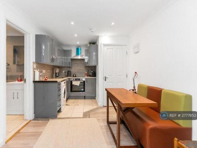 2 bedroom flat for rent in West Street, Brighton, BN1