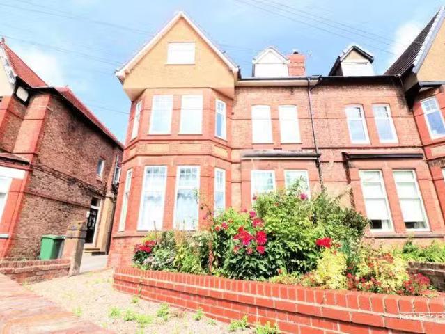 2 bedroom flat for rent in Westbourne Grove, West Kirby, Wirra.
