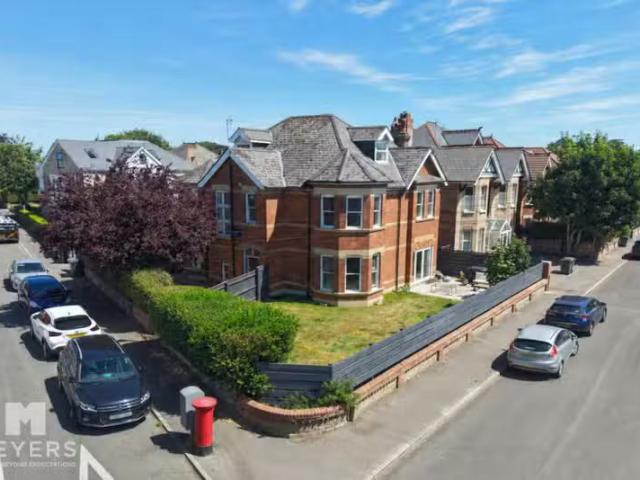 2 bedroom flat for rent in Westbourne Park Road, Bournemouth.