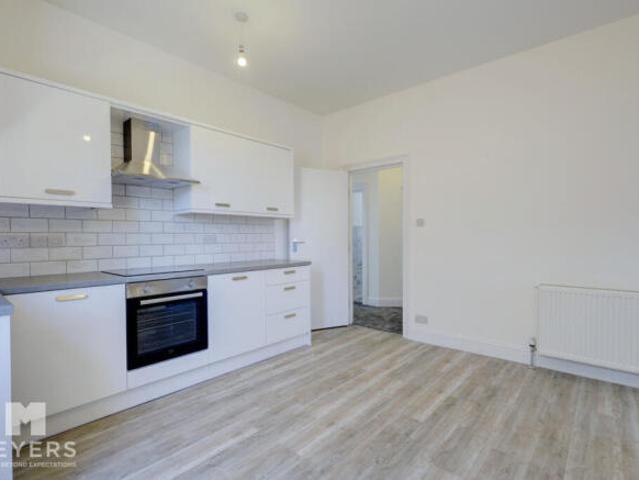 2 bedroom flat for rent in Westbourne Park Road, Bournemouth, BH4 8, BH4