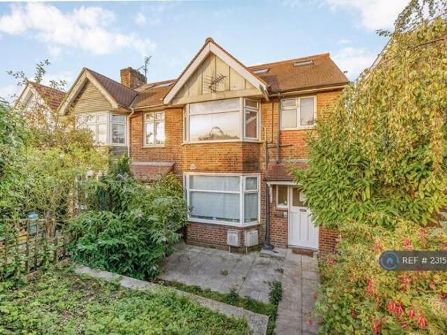 2 bedroom flat for rent in Western Avenue, London, W3