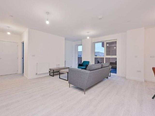 2 bedroom flat for rent in Western Circus, East Acton, London, W3