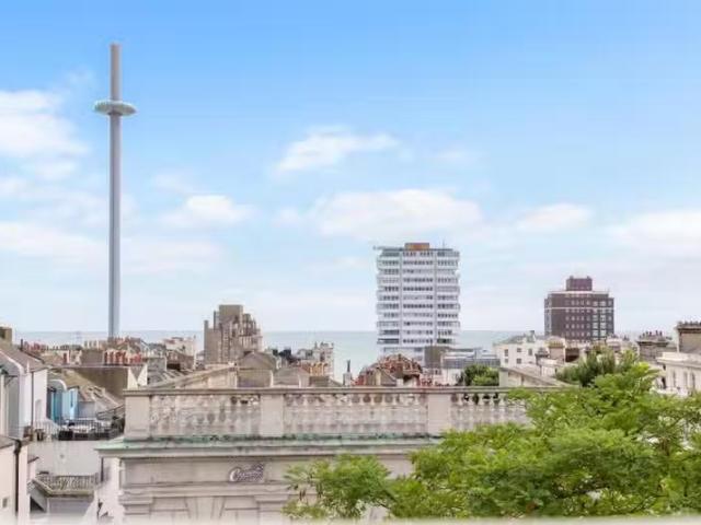 2 bedroom flat for rent in Western Road, Brighton, BN1