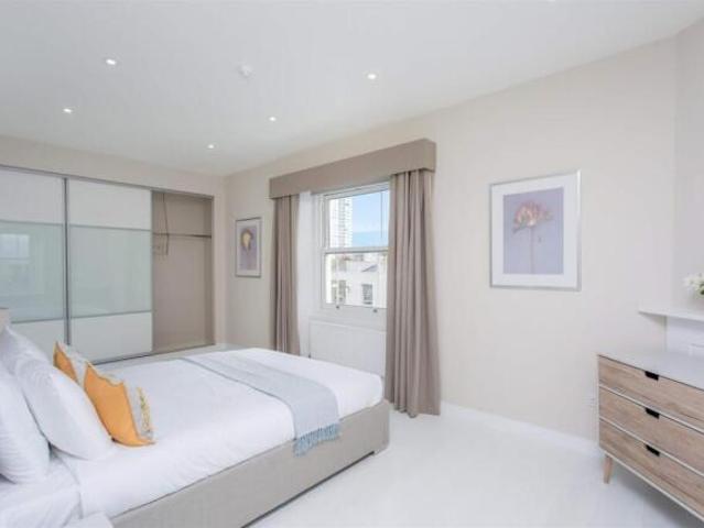 2 bedroom flat for rent in Western Road, Brighton, BN1