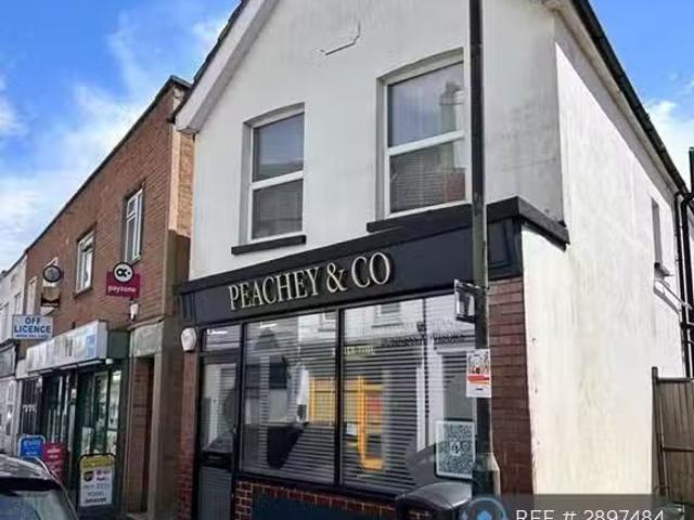 2 bedroom flat for rent in Westway, Caterham, CR3
