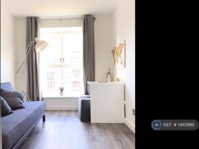 2 bedroom flat for rent in Wesley Avenue, London, E16
