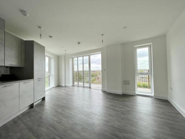 2 bedroom flat for rent in Wharf Road, Chelmsford, CM2