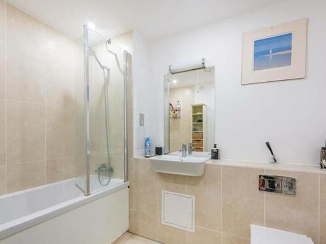 2 Bedroom Flat For Rent In White City, London