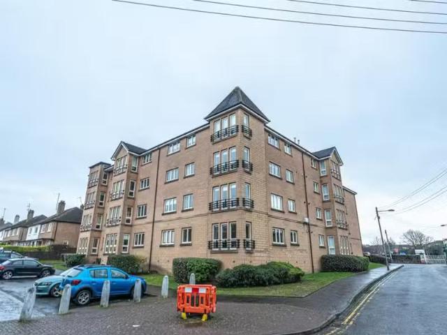 2 bedroom flat for rent in Whittingehame Drive, G12