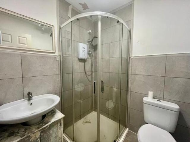 2 bedroom flat for rent in Whingate, LEEDS, LS12