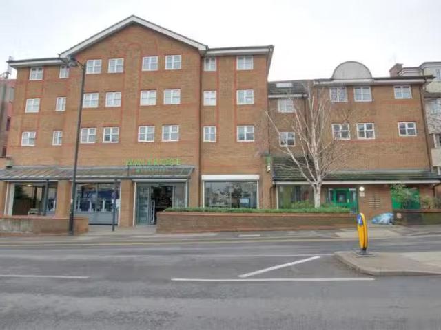 2 bedroom flat for rent in Windmill Hill, Enfield, EN2