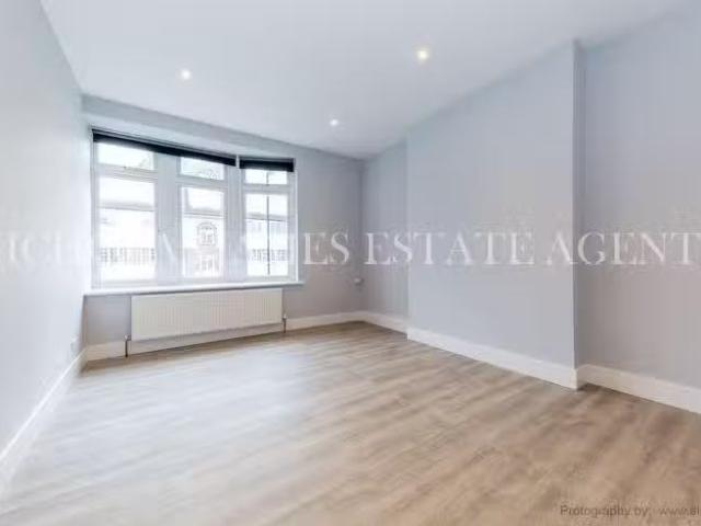 2 bedroom flat for rent in Windmill Hill, Enfield, EN2