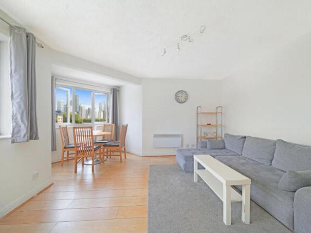 2 bedroom flat for rent in Windsock Close, Surrey Quays, SE16