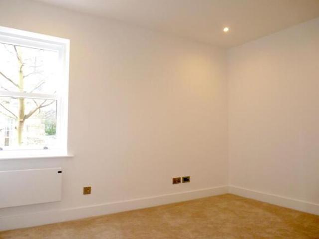 2 bedroom flat for rent in Windsor Court, Clarence Drive, Harrogate, HG1