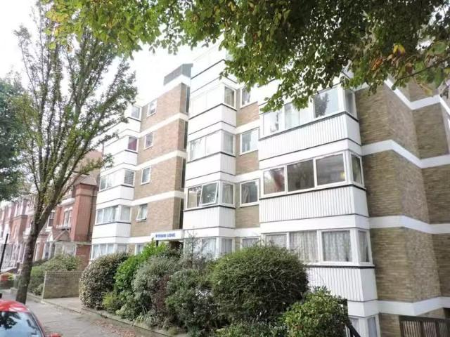 2 bedroom flat for rent in Windsor Lodge, 26 28 Third Avenue.
