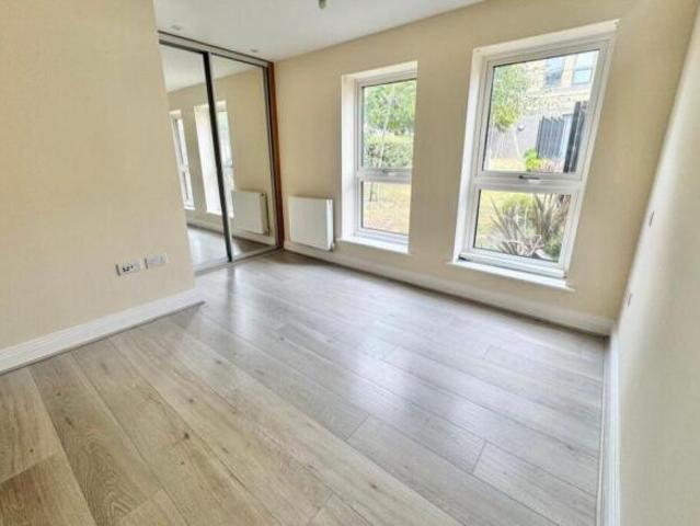 2 bedroom flat for rent in Windsor Road, SL1