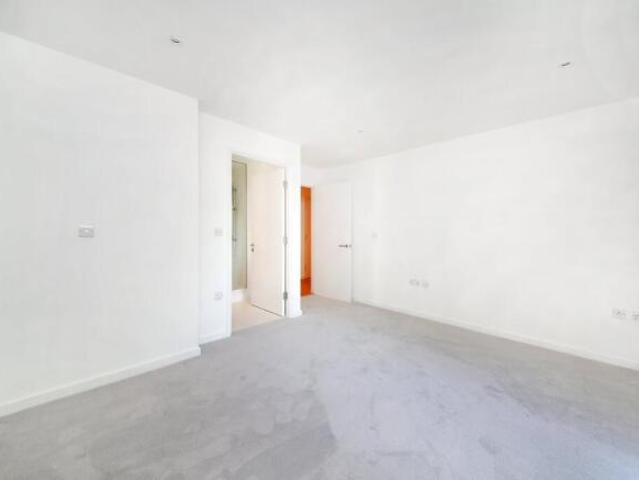 2 bedroom flat for rent in Wingate Square, Springfield Estate, SW4