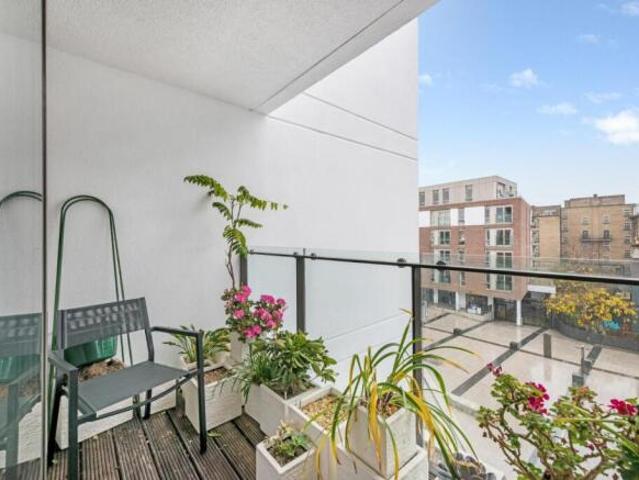 2 bedroom flat for rent in Wingate Square, SW4