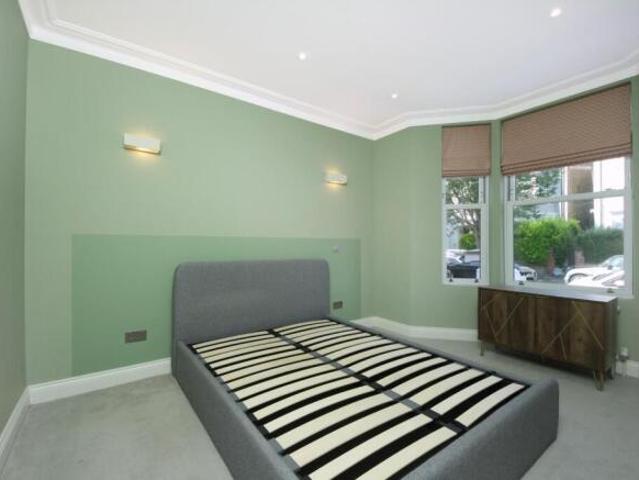 2 bedroom flat for rent in Willcott Road, W3