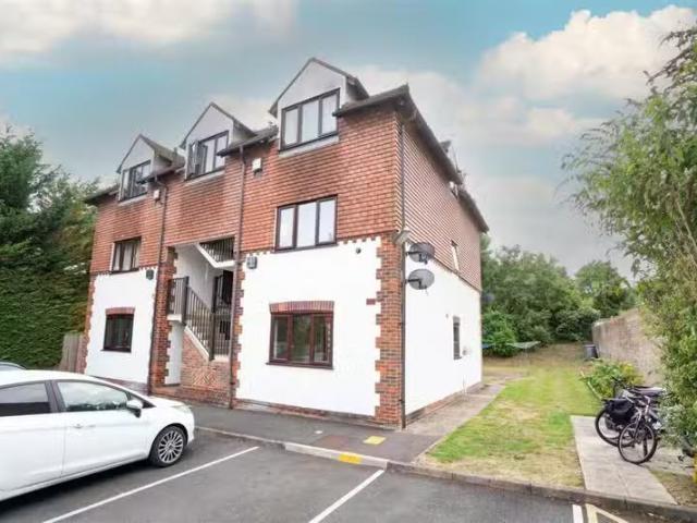 2 bedroom flat for rent in Willow Court, Bassetsbury Lane, HP11