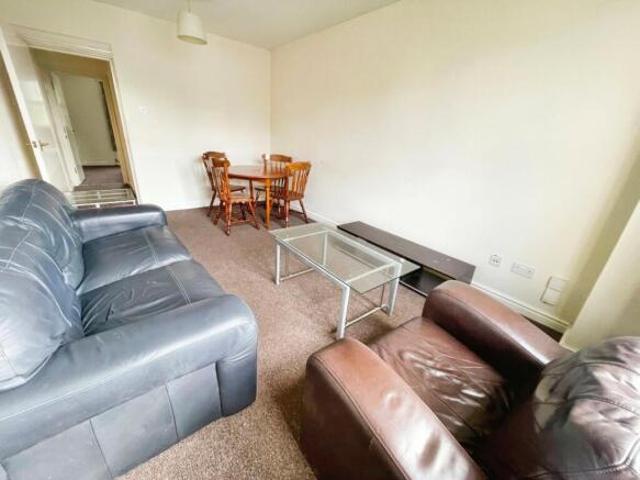 2 bedroom flat for rent in Wilmslow Road, Manchester, M20