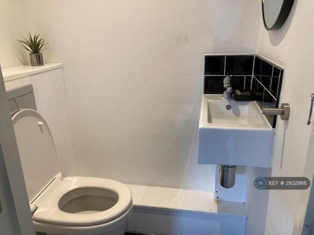 2 bedroom flat for rent in Wilmslow Road, Manchester, M20