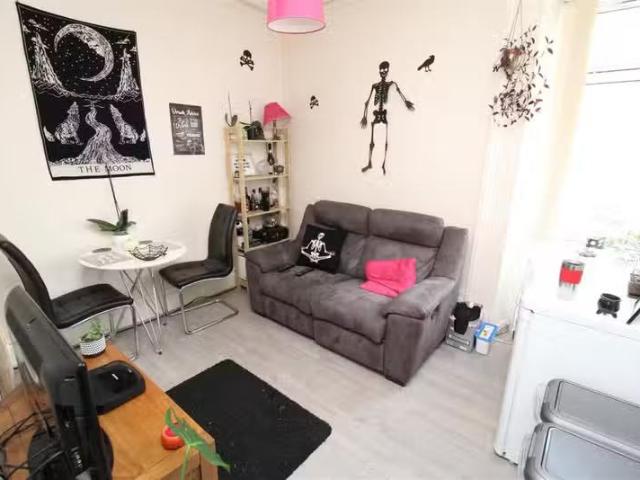 2 bedroom flat for rent in Wood Road, Treforest, CF37