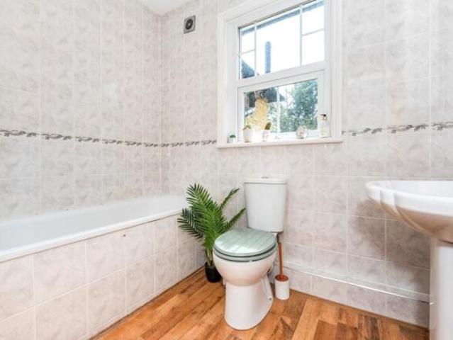 2 bedroom flat for rent in Wood Street Swanley BR8