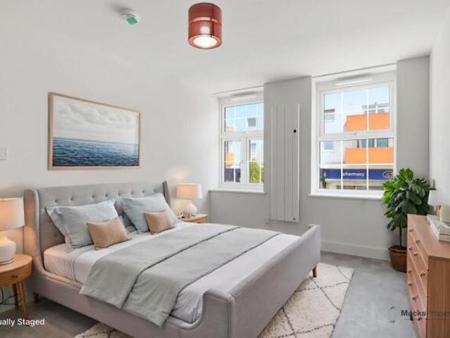 2 bedroom flat for rent in Woodcote Road, London, SM6