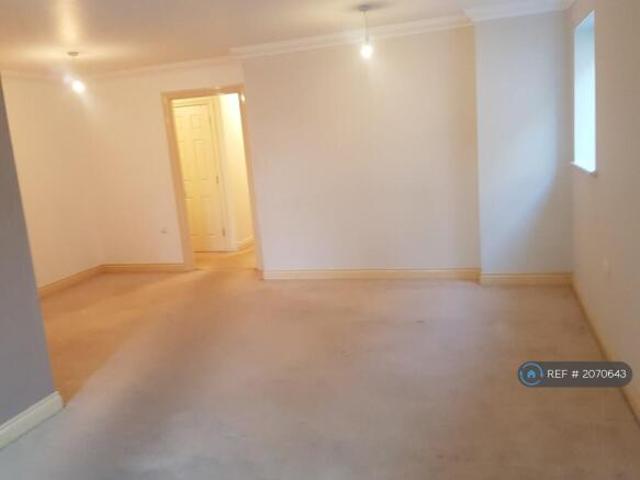 2 bedroom flat for rent in Woodcote Road, Wallington, SM6