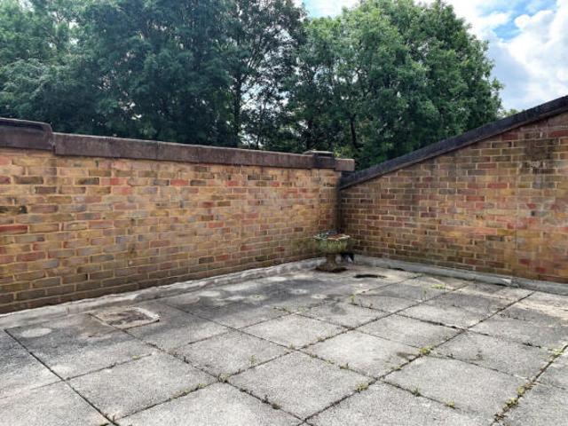 2 bedroom flat for rent in Woodburn Close, London, NW4