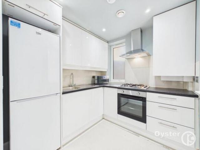 2 bedroom flat for rent in Woodford Road, Watford, WD17