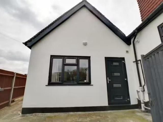 2 bedroom flat for rent in Woodhurst Avenue, Petts Wood, Orpin.