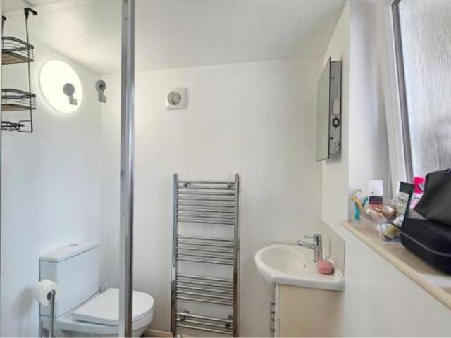 2 bedroom flat for rent in Woodmansterne Road, Carshalton, SM5