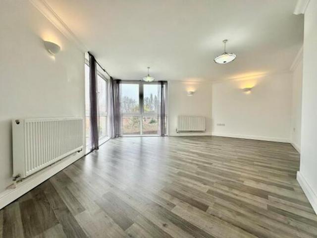 2 bedroom flat for rent in Woodmill Lane, Bitterne Park, Southampton, Hampshire, SO18