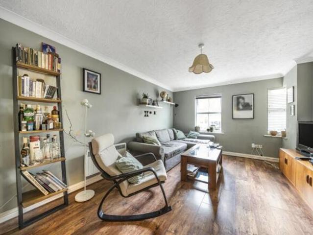 2 bedroom flat for rent in Woods Road, Peckham, London, SE15