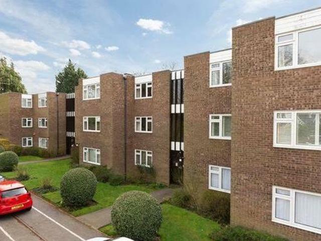 2 bedroom flat for rent in Woodside WaltonOnThames KT12