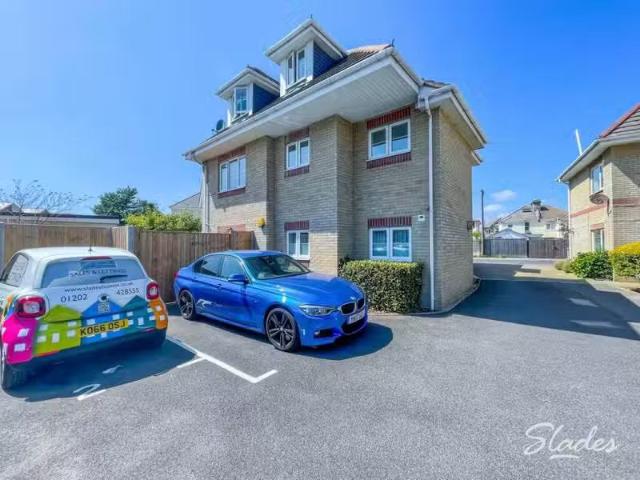 2 bedroom flat for rent in Woodside Road, Southbourne, Bourn.