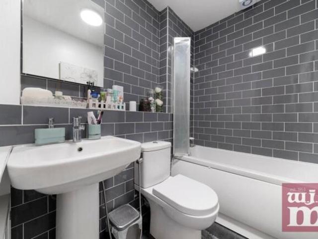 2 bedroom flat for rent in Woodvale Way, Cricklewood, NW11