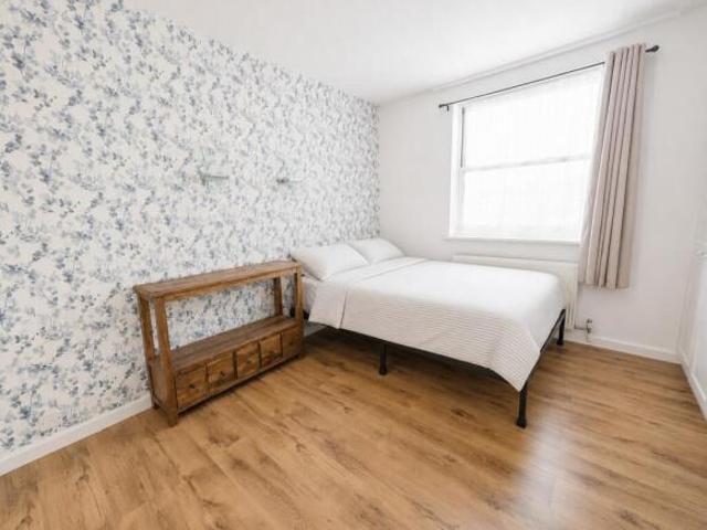 2 bedroom flat for rent in Woolmead Avenue, London, NW9