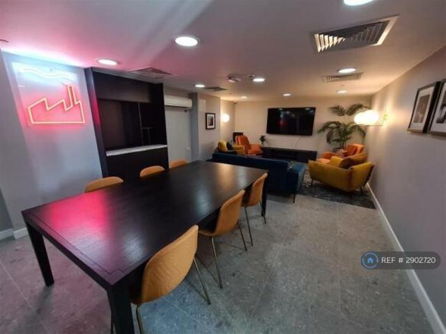 2 bedroom flat for rent in Woden Street, Salford, M5