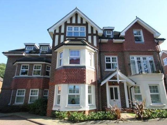 2 bedroom flat for rent in Woking GU22